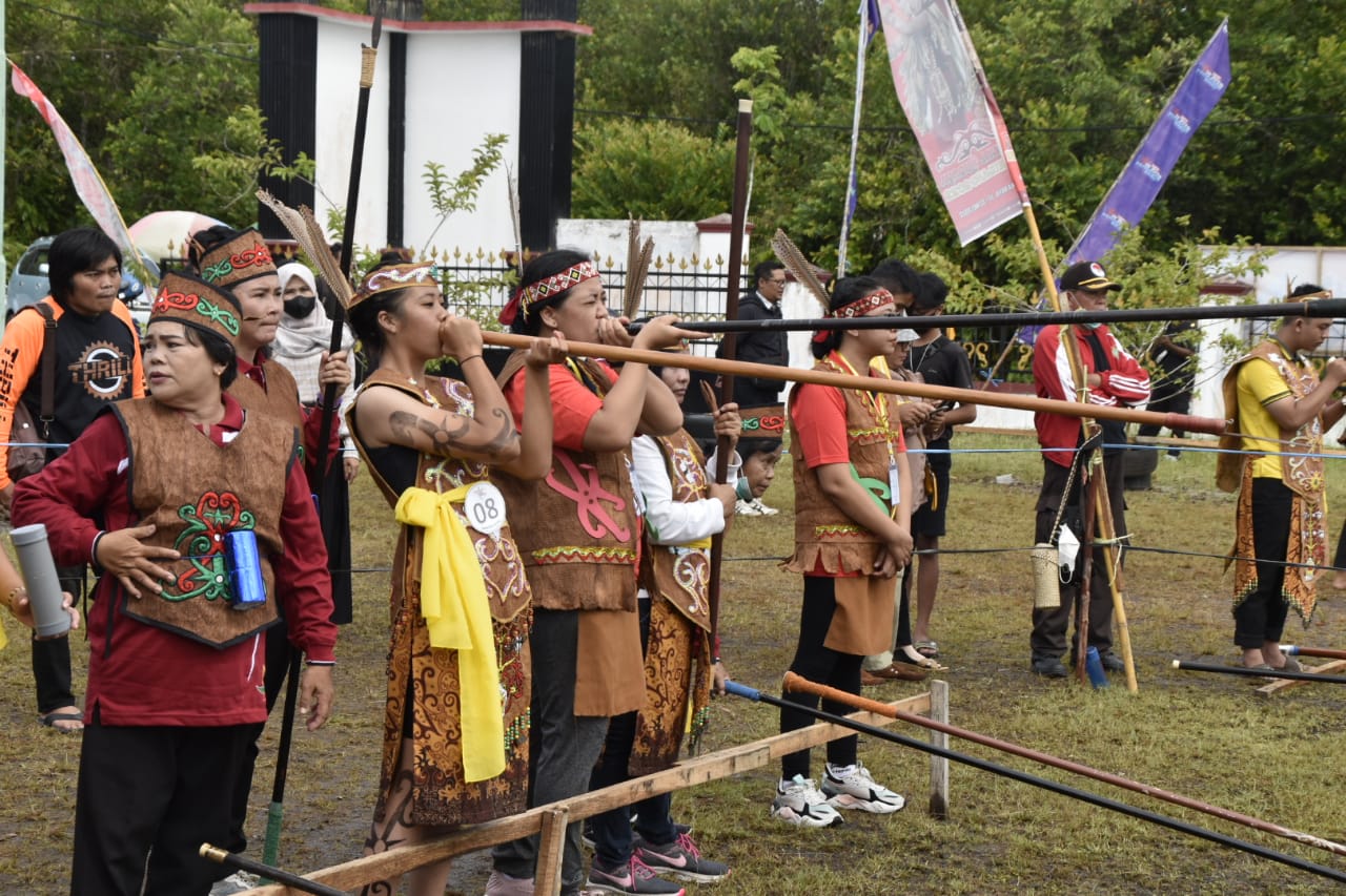 Permainan Suku Dayak Manyipet Dilombakan dalam Event FBIM 2022 ...