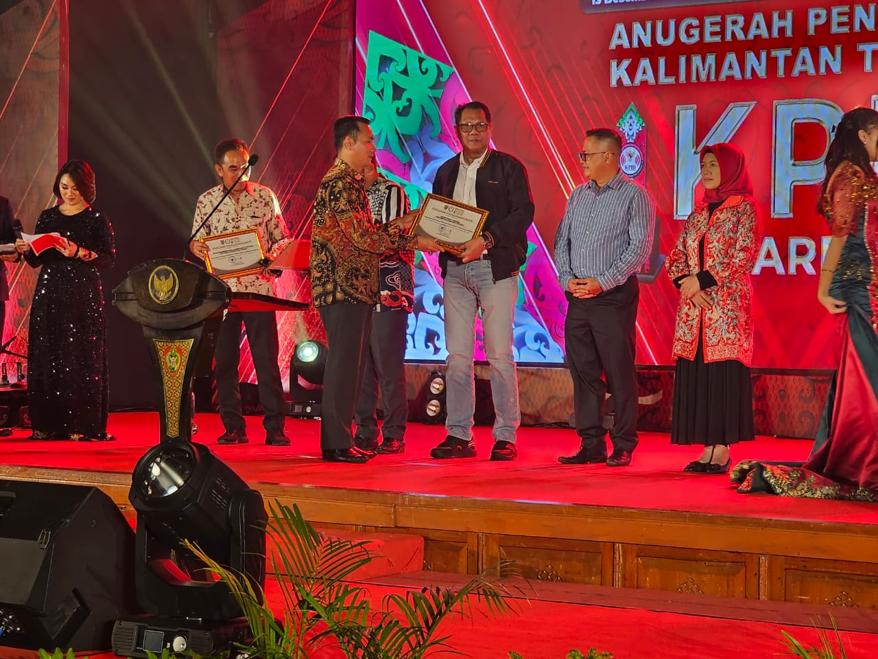 Kadislutkan Kalteng Darliansjah Terima Anugerah KPID Awards 2023 - NusaKalimantan.Com